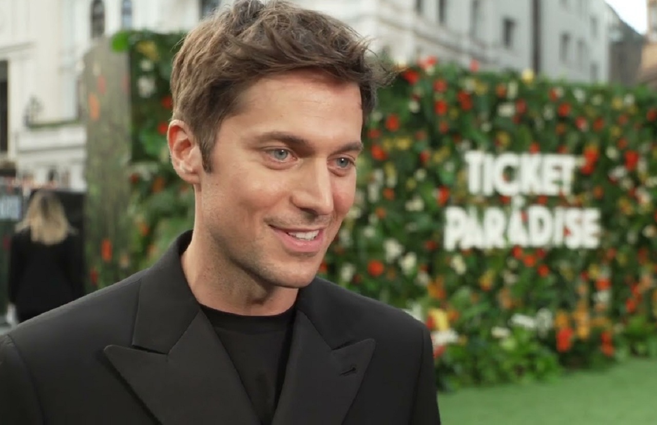 Lucas Bravo : une carrière qui passe de l’ombre à la lumière en ...